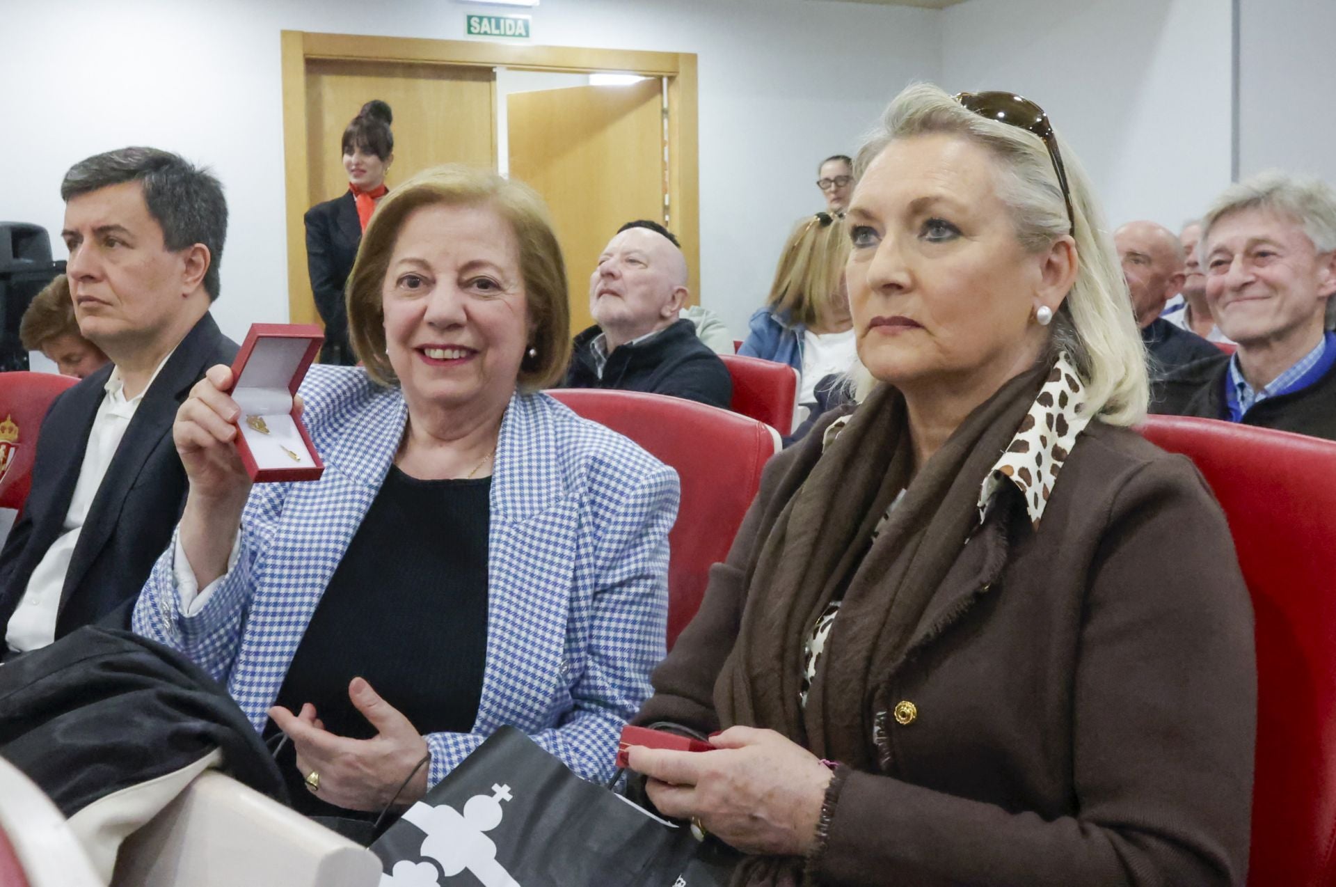 El Sporting de Gijón entrega sus insignias de oro a los nuevos socios de honor | El Comercio ...